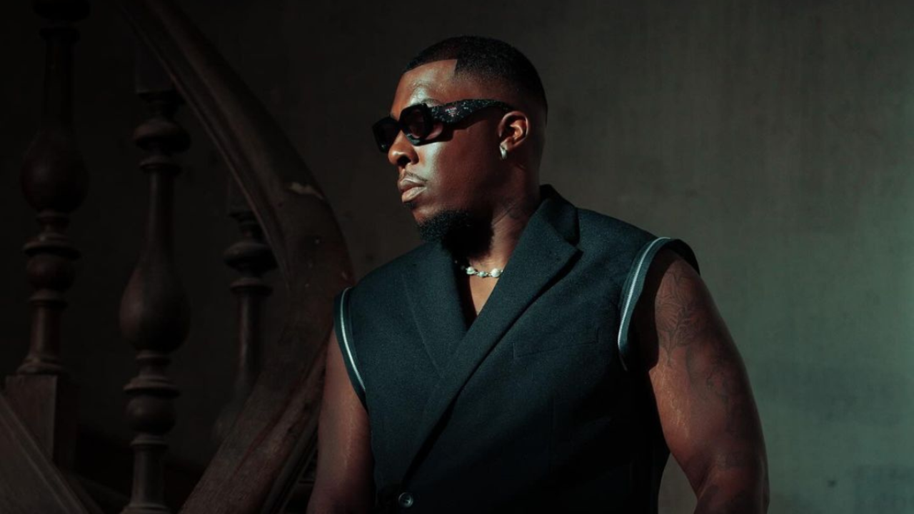 Joé Dwèt Filé dévoile la date de sortie de son nouvel album, "Hatelove"