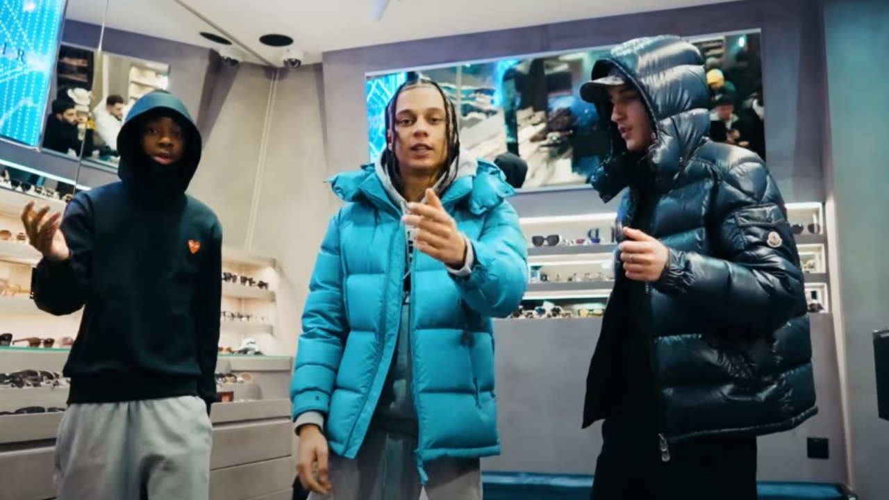 Favé en pleine fast life dans "En Vrai"