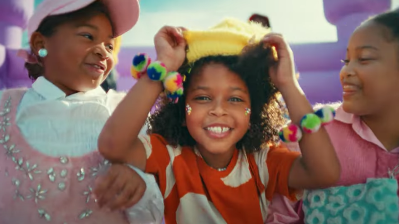 Gunna , Sarz et Asake joyeux dans "Happiness"