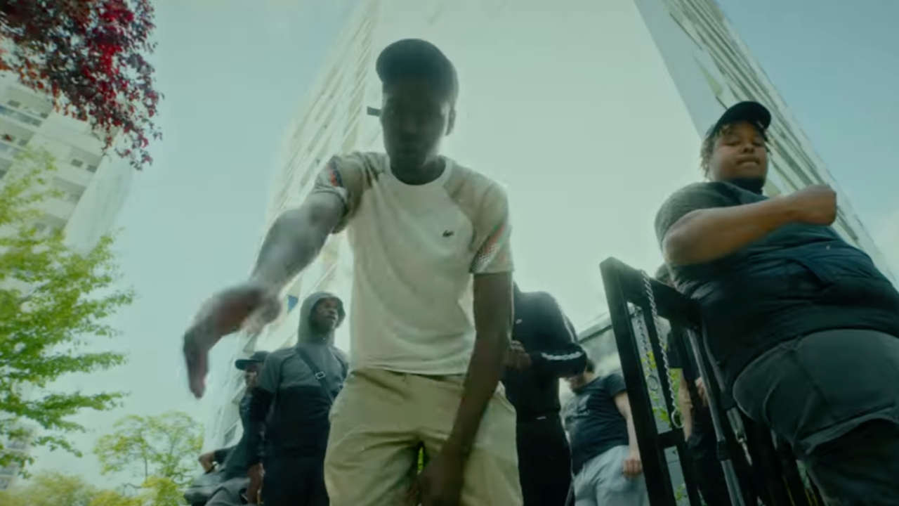 H La Drogue conduit une "AMG"