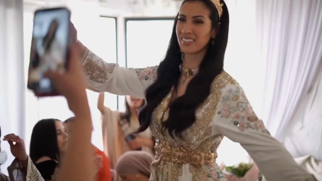 Lyna Mahyem raconte son histoire d'amour dans "Step By Step"