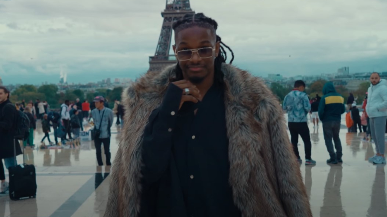 SenSey' chante "Coco Chanel" en live devant la Tour Eiffel