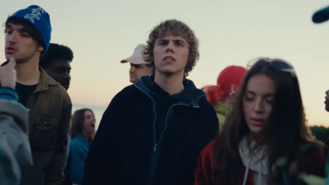 The Kid LAROI est amoureux dans "Love Again"